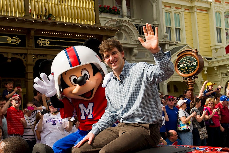 Eli Manning Gets Hero's Welcome at Disney World | Entertainment Tonight