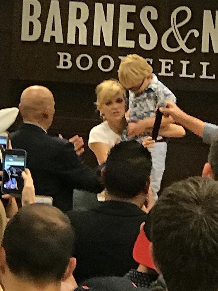 Anna Faris Brings Son Jack to 'Unqualified' Book Signing in Los Angeles ...