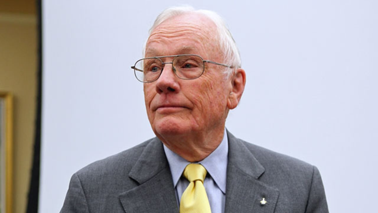 Neil Armstrong Dies at 82 | Entertainment Tonight
