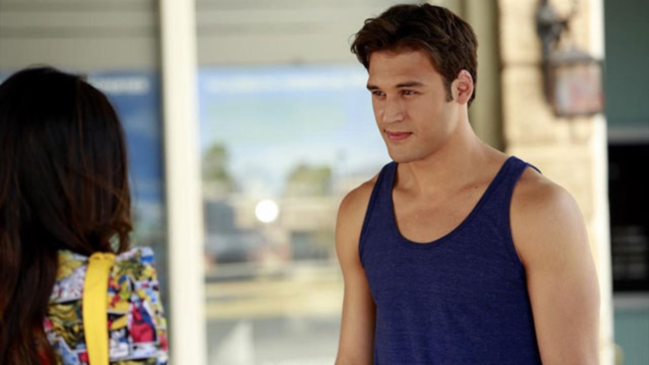'PLL' Star Ryan Guzman on Jaria vs. Ezria | Entertainment Tonight