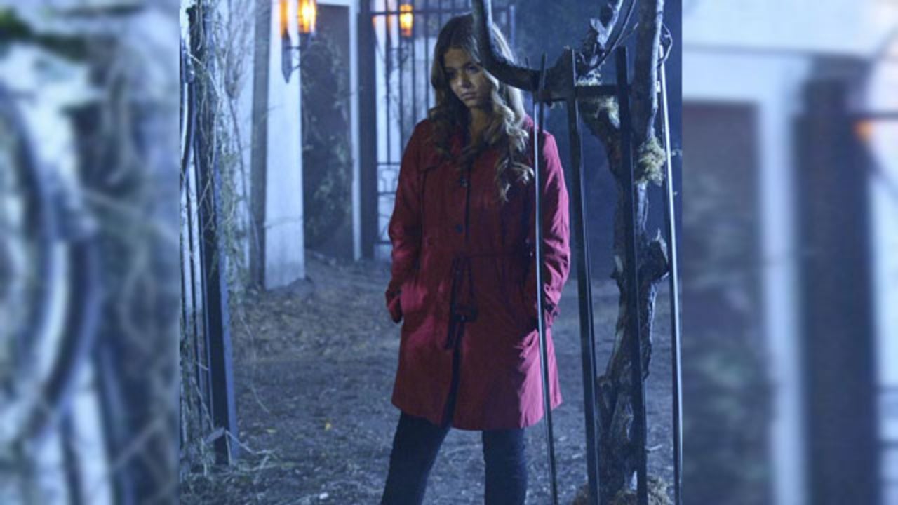 'PLL' Star Opens Up About Ali's Resurrection! | Entertainment Tonight