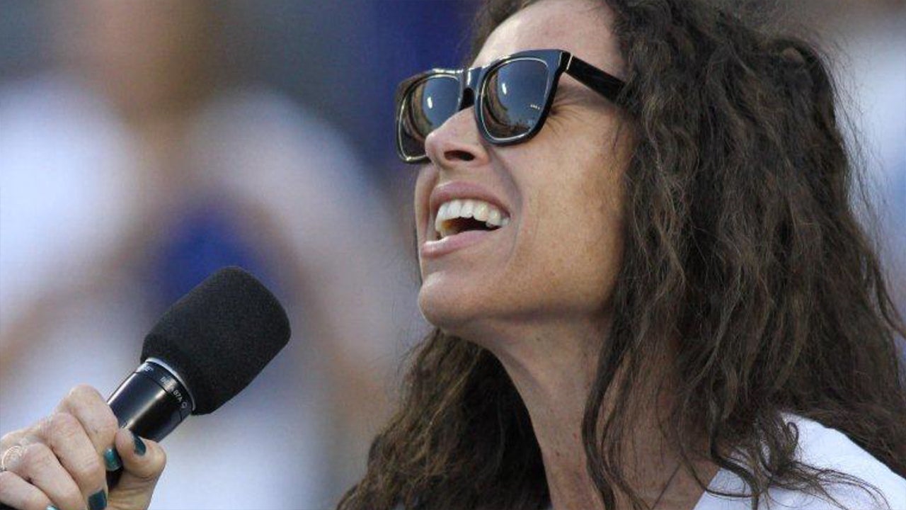Minnie Driver Flubs the National Anthem | Entertainment Tonight
