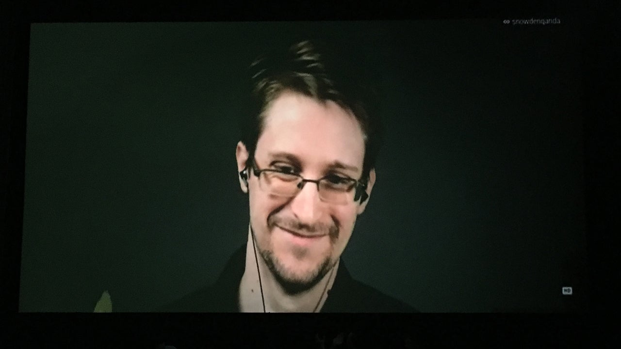 Edward Snowden Joins Oliver Stone and 'Snowden' Cast Via Video Chat at ...