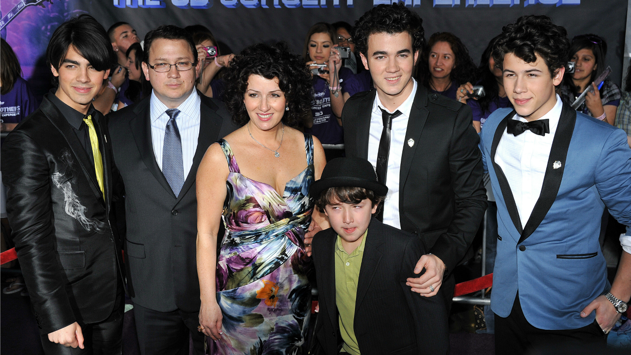 Jonas Brothers Patriarch Kevin Jonas Reveals Battle With Colon Cancer ...