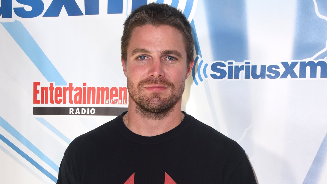 Stephen Amell Strips Down In Fully Naked Poolside Snap See The Pic 2010