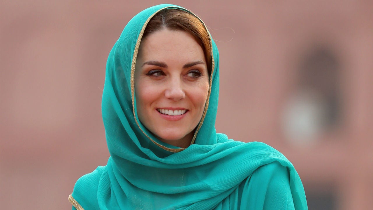 Kate Middleton Visits Same Mosque in Pakistan as Princess Diana Did in ...