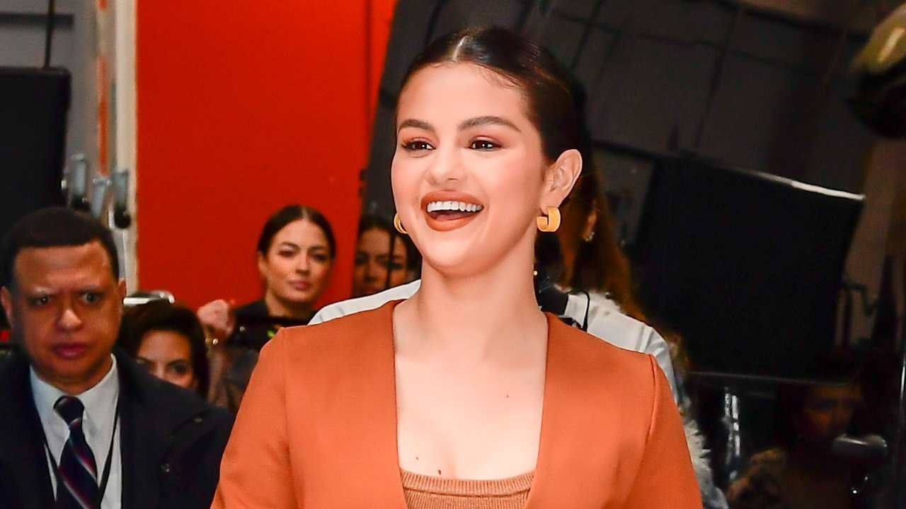 Selena Gomez Says Being 'Completely Unaware' of What's Going On in Pop ...