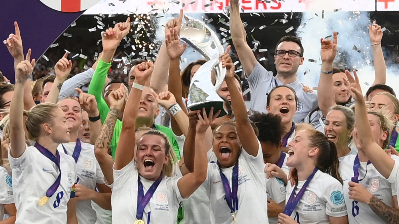 Queen Elizabeth Congratulates England's Women's National Soccer Team ...
