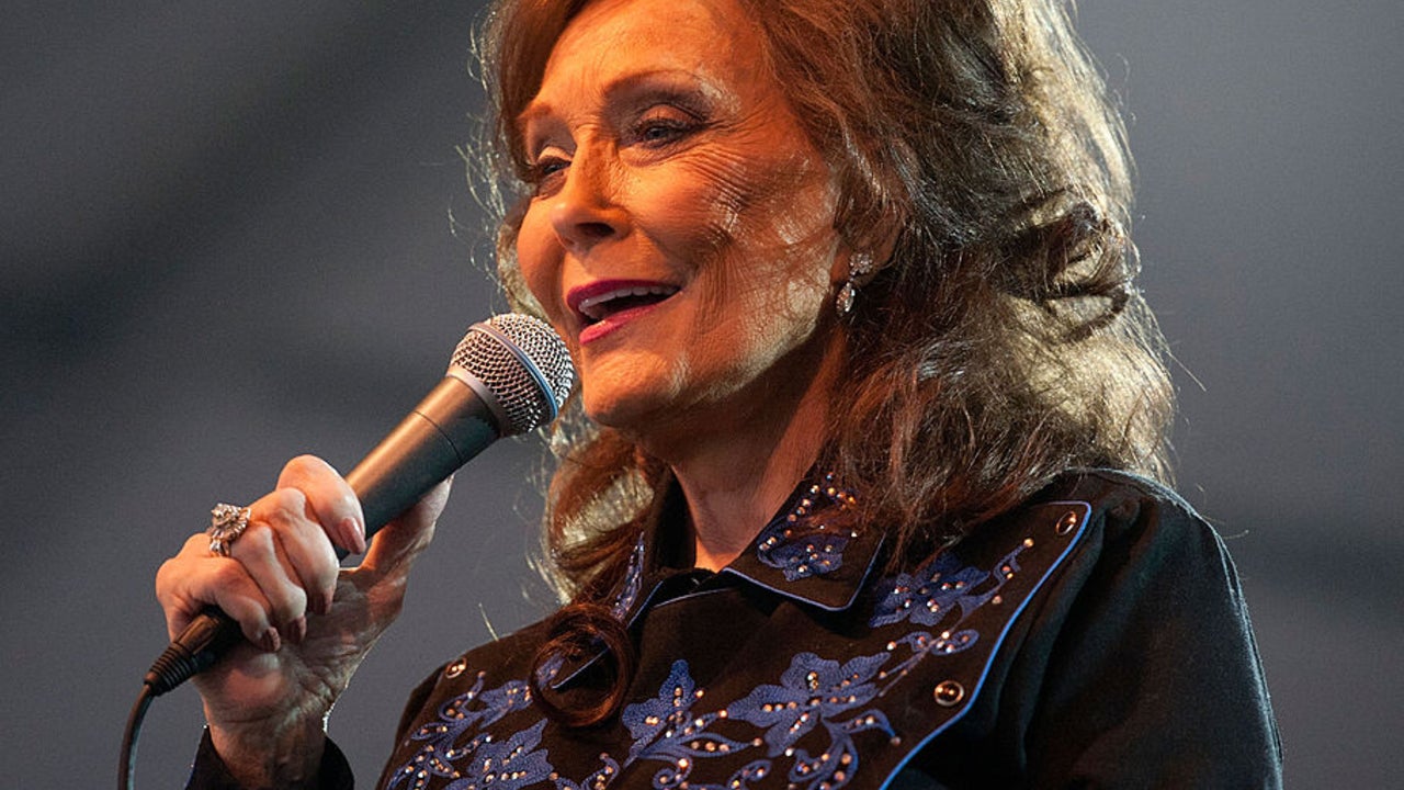 Loretta Lynn Remembered With Stunning Tribute Performance at 2022 CMA ...