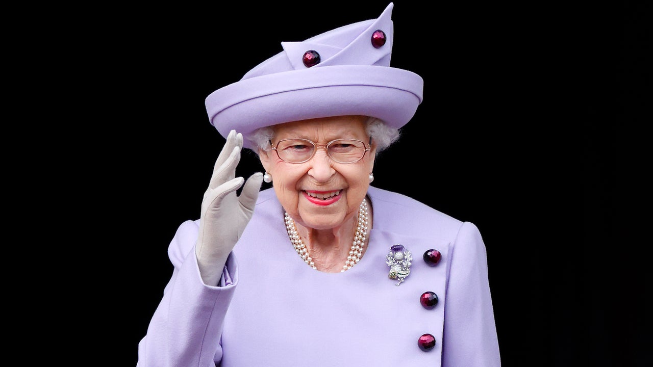Queen Elizabeth Remembered in Rare Photo With Great Grandchildren on ...