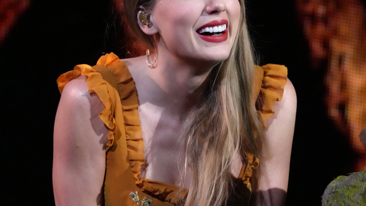 Taylor Swift Gets Emotional During Nearly 8-Minute Standing Ovation on ...