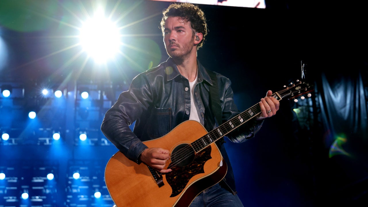 Kevin Jonas Cries as Jonas Brothers Dedicate Song 'Little Bird' To Fan ...