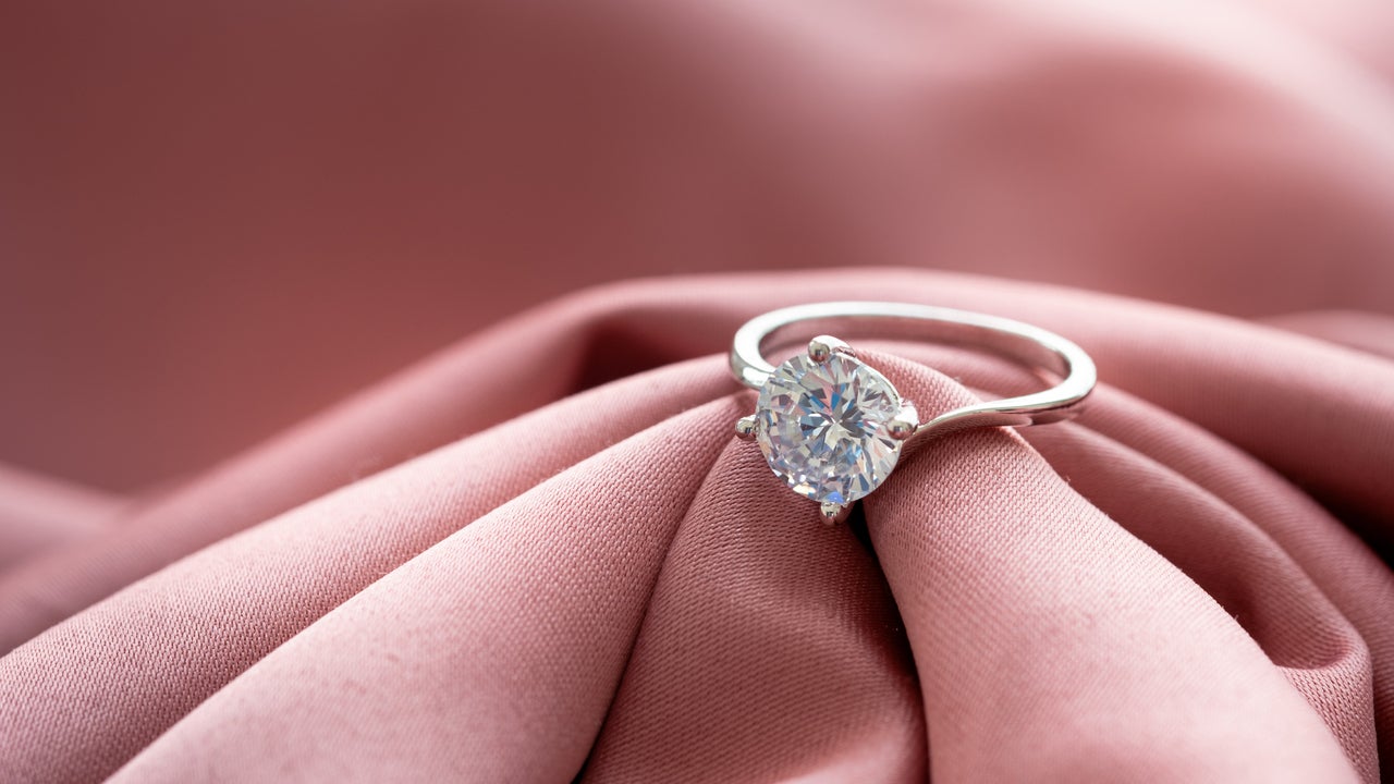 How to Buy an Engagement Ring, According to Diamond Experts ...