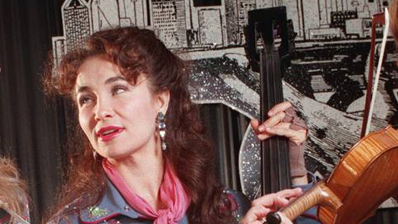 Laura Lynch, Founding Member of The Dixie Chicks, Dead at 65 ...