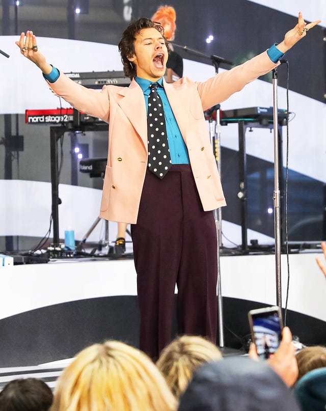 Harry Styles' Amazing Stage Style | Entertainment Tonight