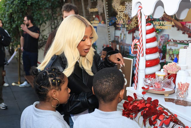 Celebs Give Back | Entertainment Tonight