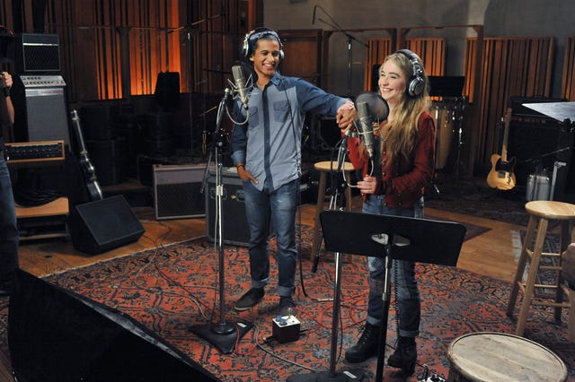 26 Disney Channel Stars Sing Along to 'Frozen'! | Entertainment Tonight