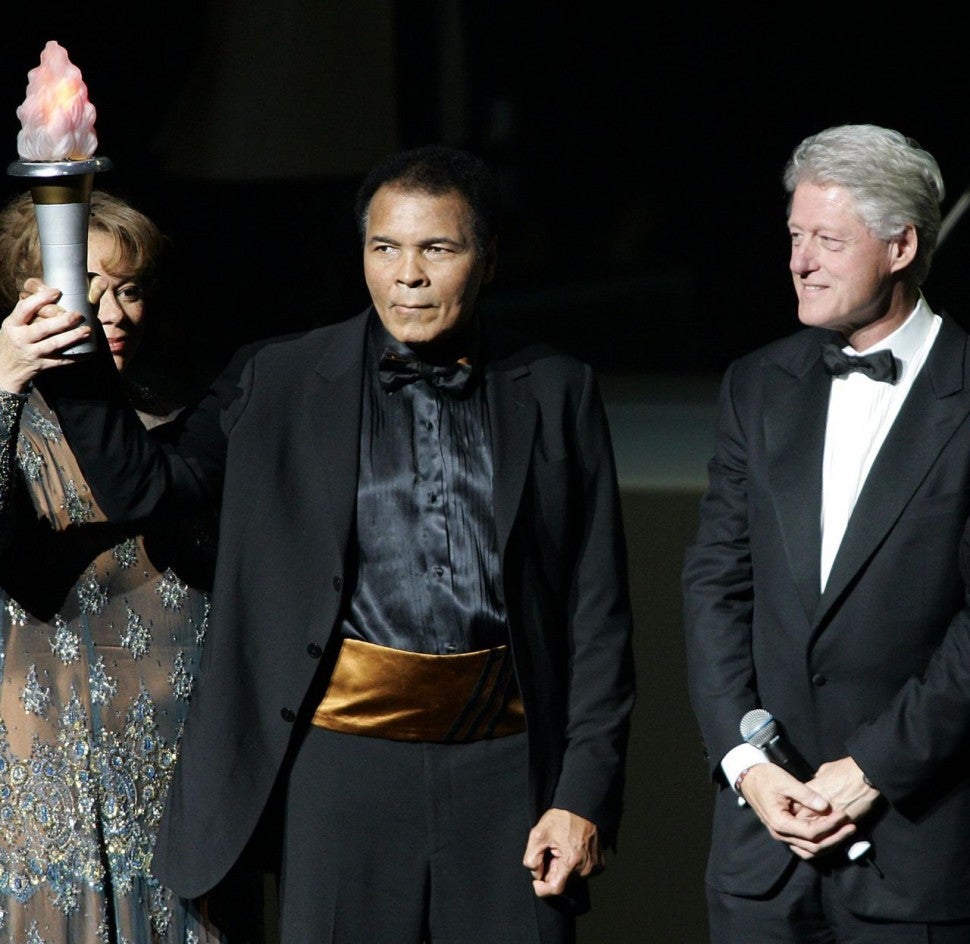 President Barack Obama and Bill and Hillary Clinton Pen Touching ...