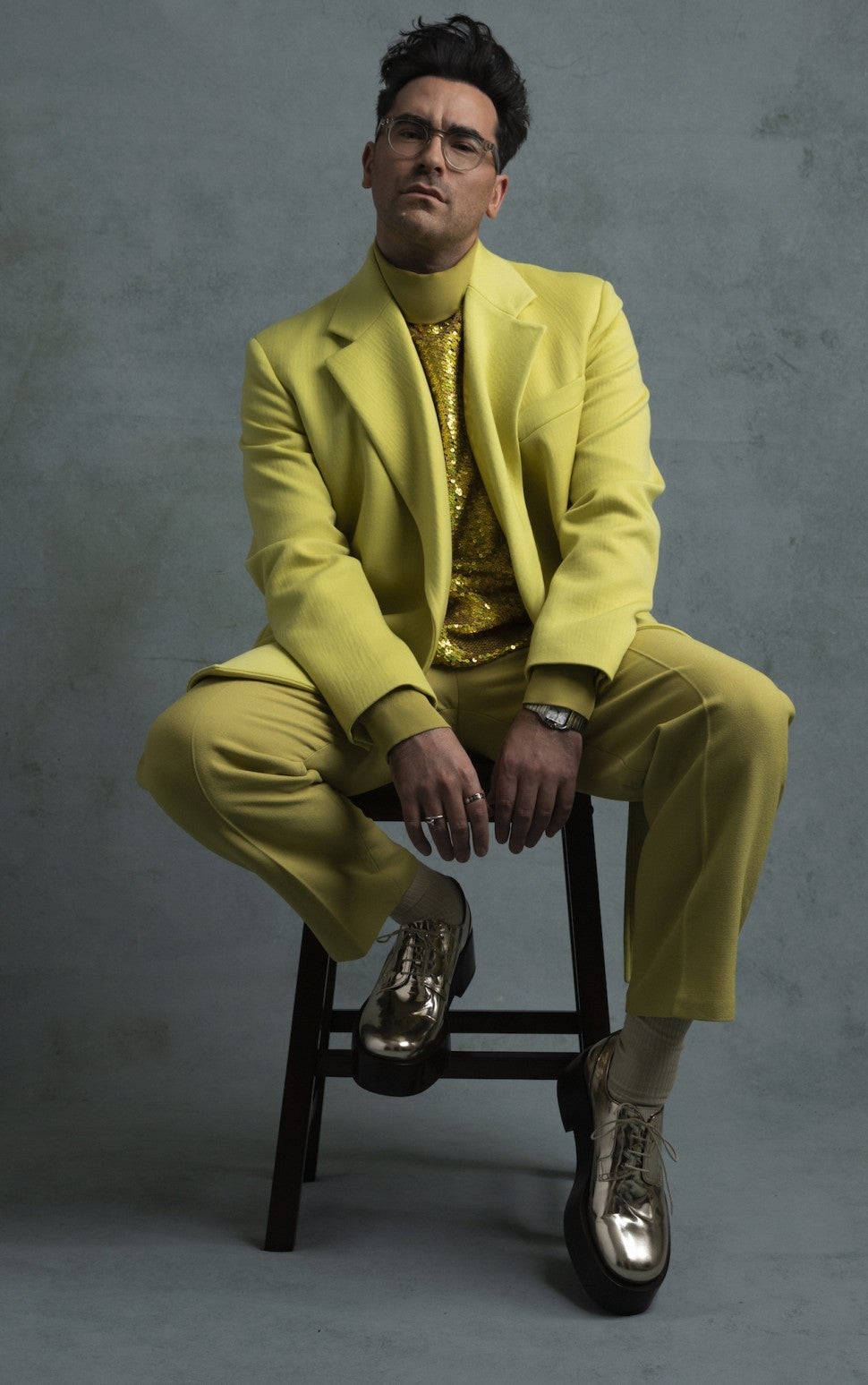 Dan Levy Rocks Chic Chartreuse Suit for 2021 Golden Globes ...