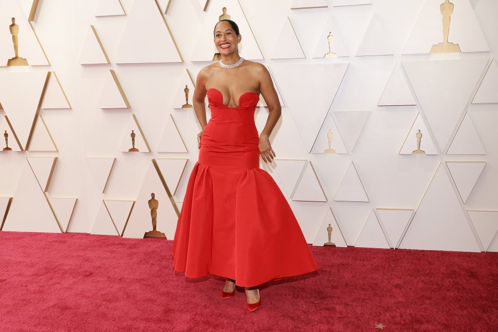 Tracee Ellis Ross Hits Oscars Red Carpet in a Style That Can't Be ...