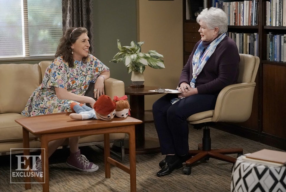 Mayim Bialik Reunites With 'Blossom' Dad Ted Wass in 'Call Me Kat ...