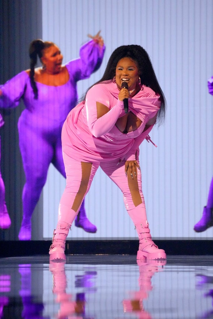 Lizzo Addresses Fat-Shaming Comments While Accepting Award at 2022 MTV ...