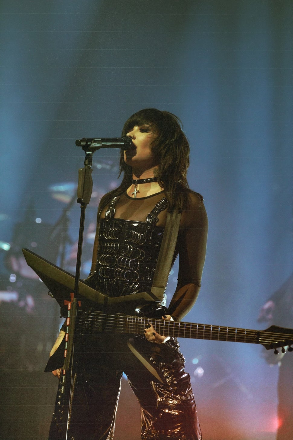 Ashlee Simpson Joins Demi Lovato Onstage For a Surprise Performance of ...