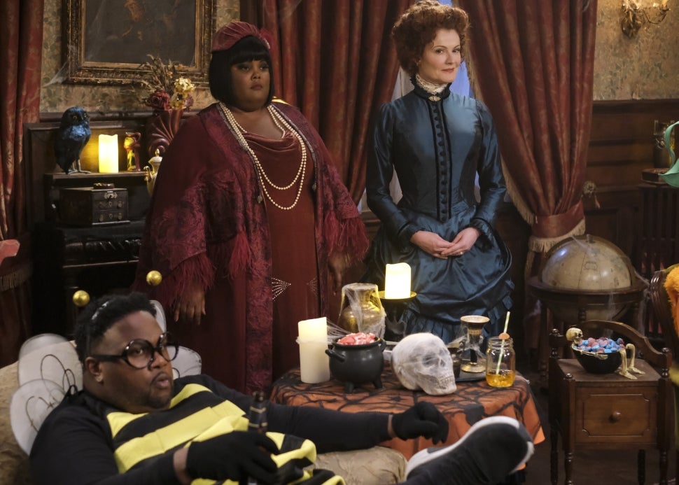 'Ghosts' Cast Previews 'Wild' and 'Bonkers' Halloween Seance Episode ...