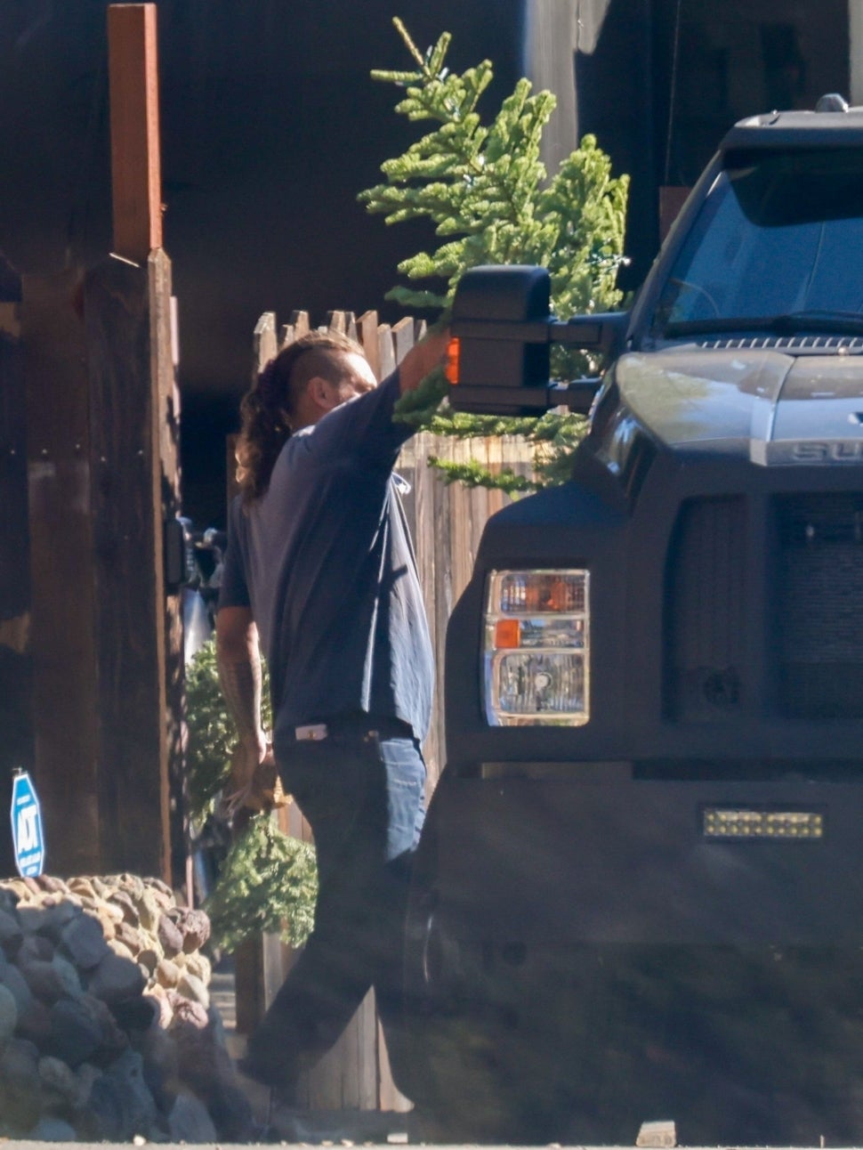 Jason Momoa Delivers Christmas Tree to Ex Lisa Bonet's House ...