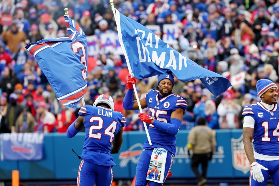 Damar Hamlin Reunites With Buffalo Bills Teammates and He's All Smiles ...