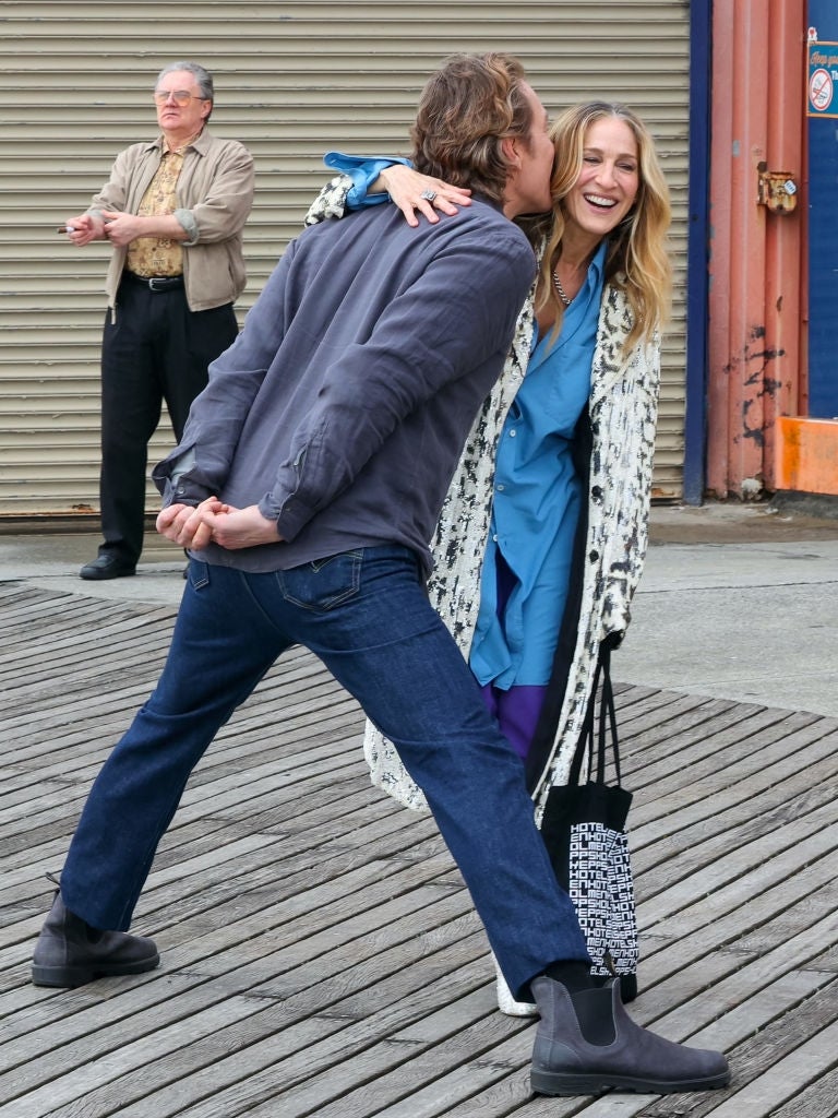 'And Just Like That' Season 2: Carrie and Aidan Take Their Romance to Coney Island Boardwalk ...