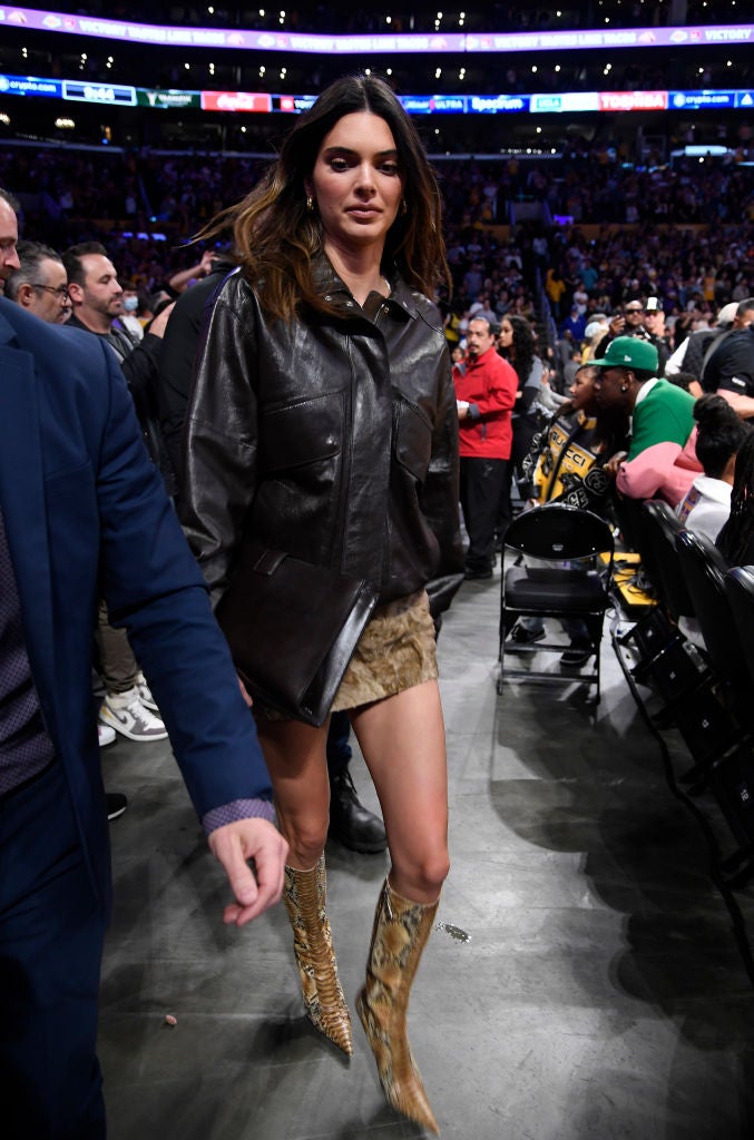 Kendall Jenner and Bad Bunny Get Cozy Sitting Courtside at the Lakers Game | Entertainment Tonight