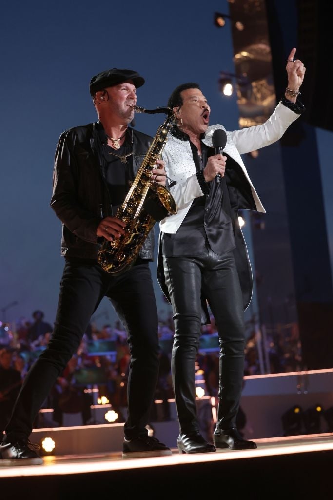 Lionel Richie Gets King Charles Dancing With Epic Performance at ...