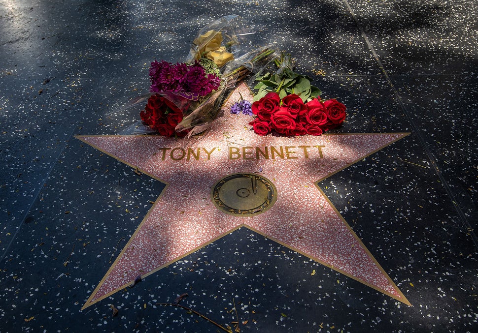 Tony Bennett Remembered By Fans With Memorials Across The Country ...