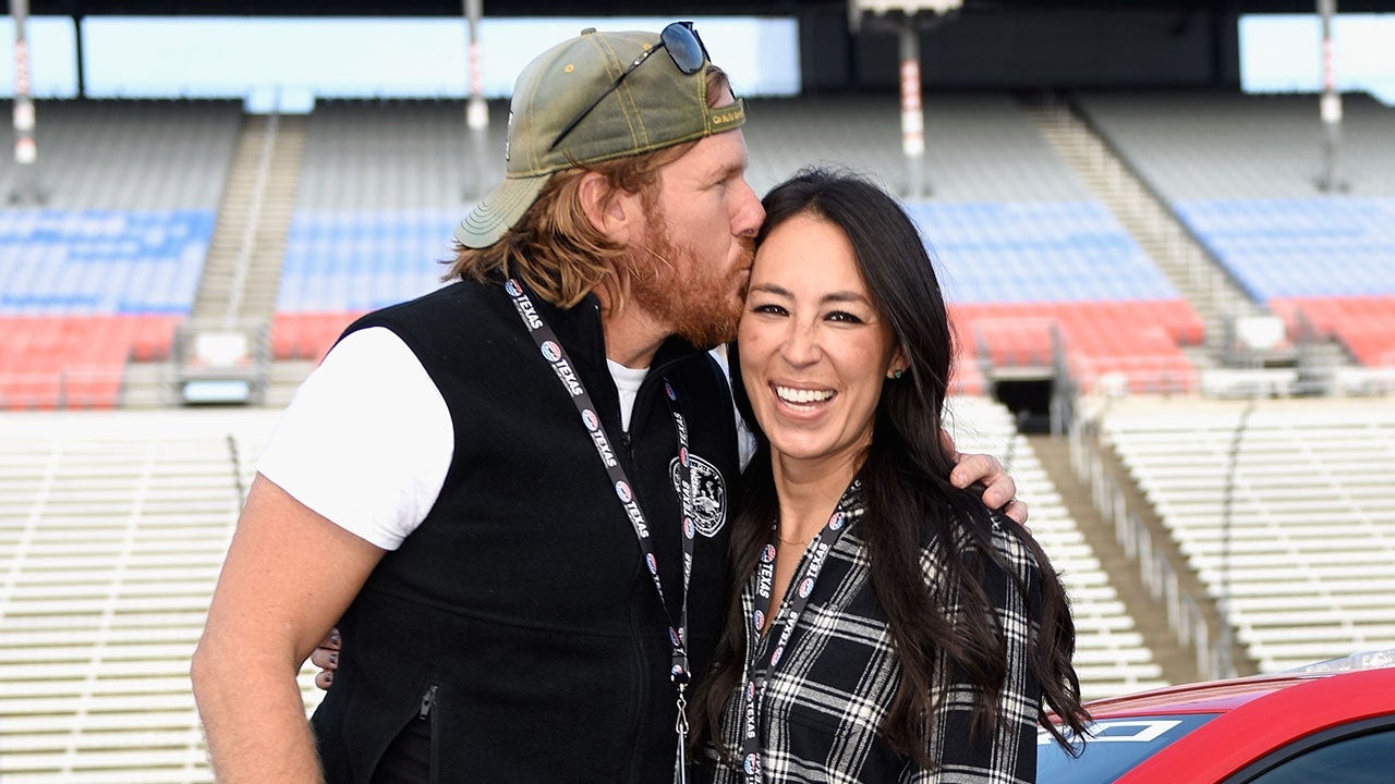 Pregnant Joanna Gaines Cheers on Her 'Hero' Chip at His First Marathon ...