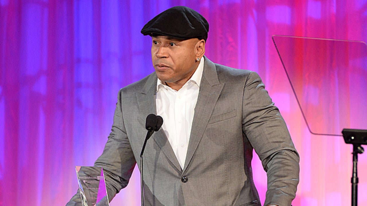 Stars React to Chris Kelly's Death | Entertainment Tonight