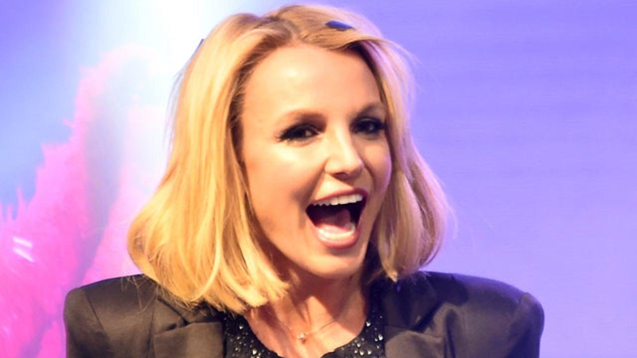 Britney Spears Suffers Ankle Injury After Embarrassing Stage Fall ...