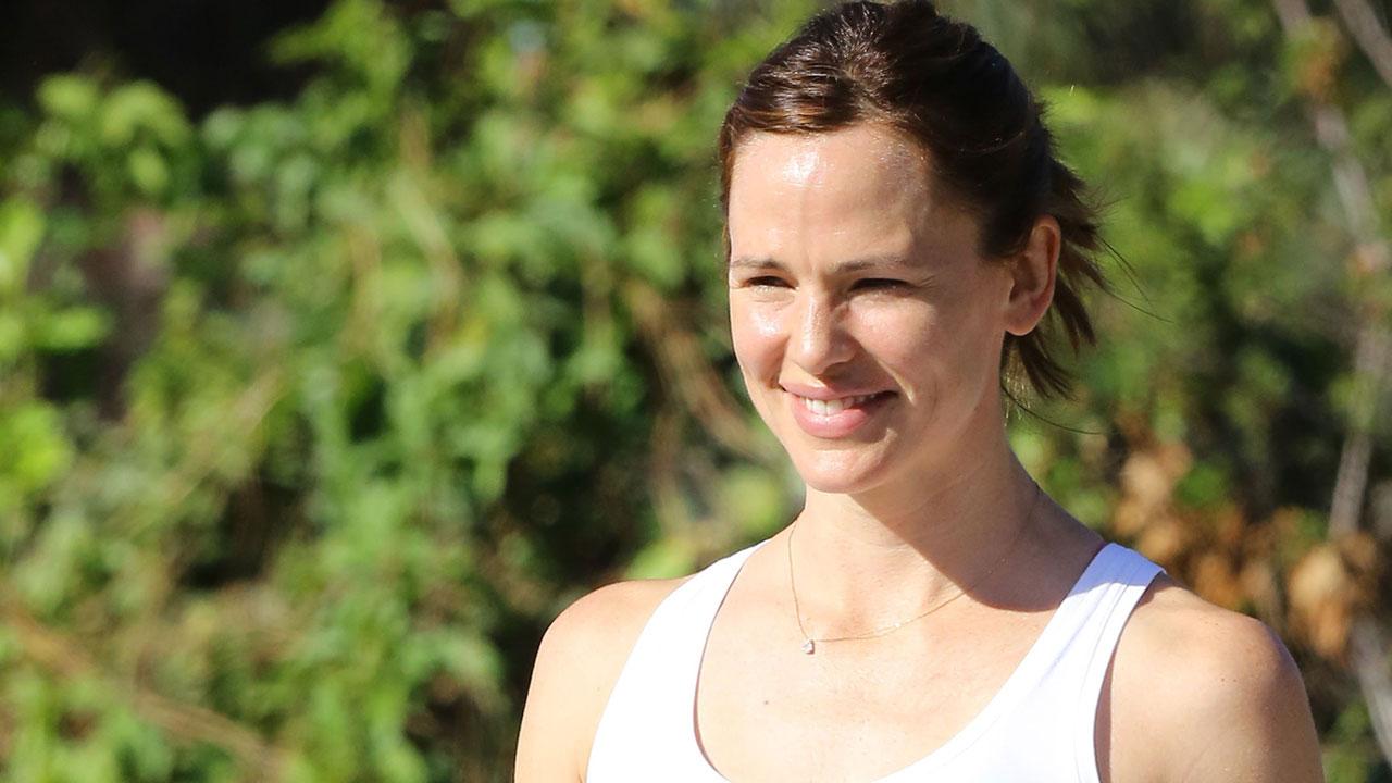 Jennifer Garner Looks Fit and Happier Than Ever While Working Out ...