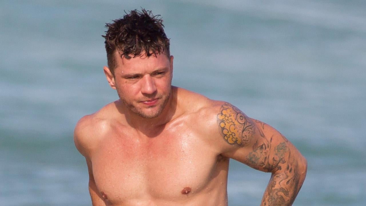 Ryan Phillippe Shows Off His Insane Non-Dad Bod -- Wet Chiseled Abs and ...