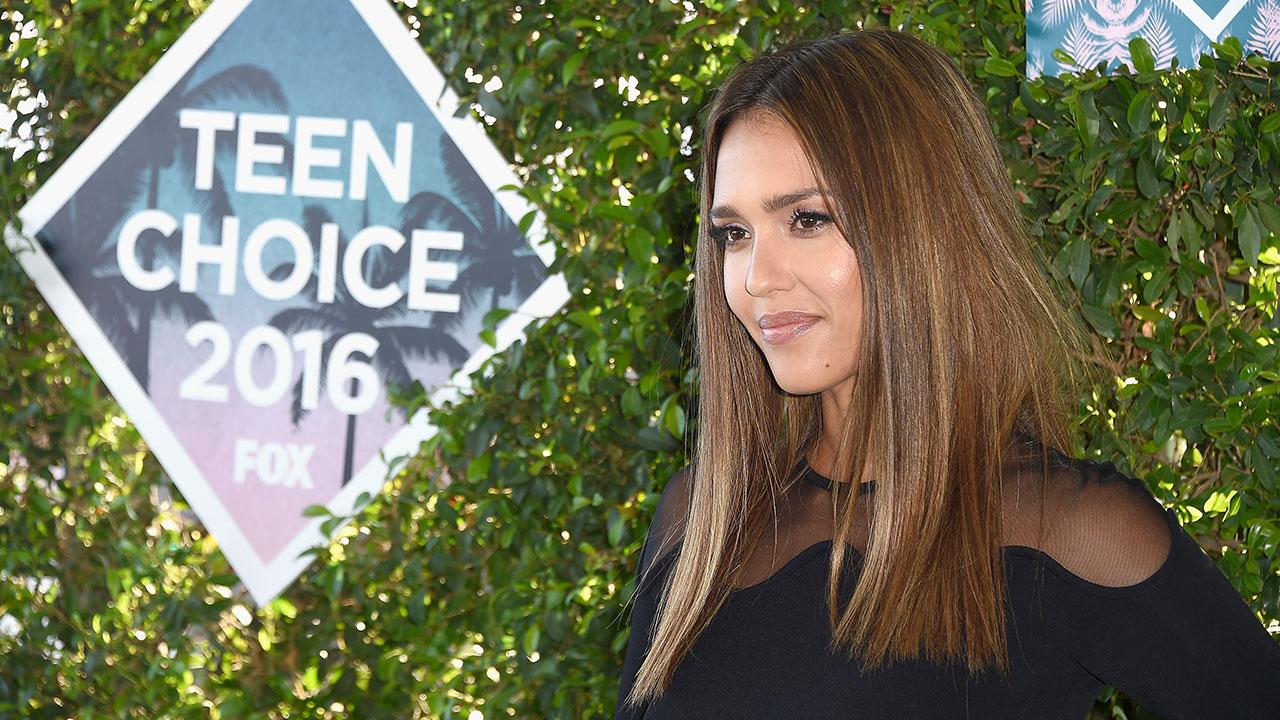 Jessica Alba Cries as She Introduces Son of Alton Sterling, Victims of ...