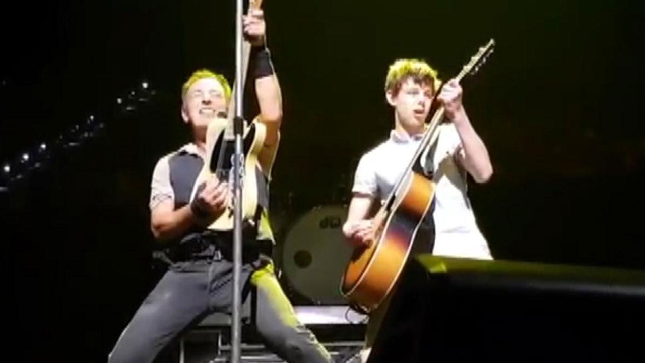 Watch Bruce Springsteen Invite a Teenage Fan on Stage to Perform During ...