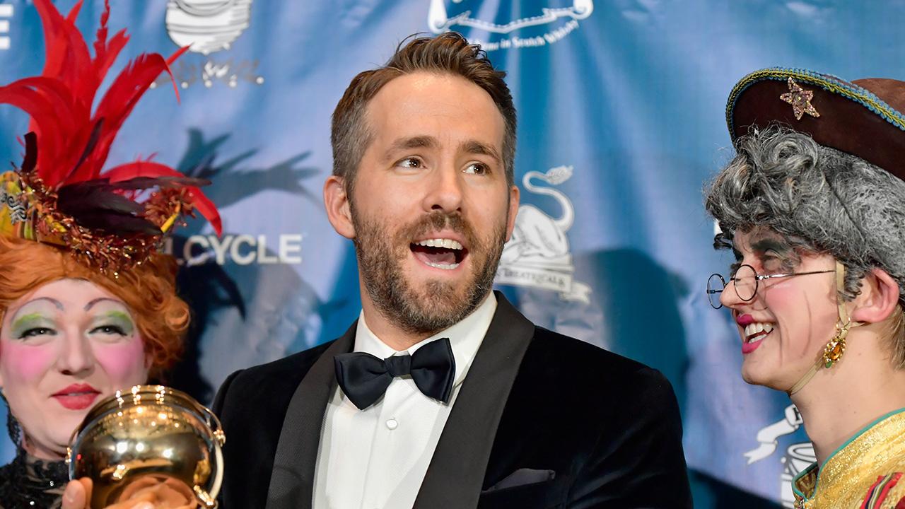 Ryan Reynolds Shows Off His Lap Dancing Skills While Accepting Hasty ...