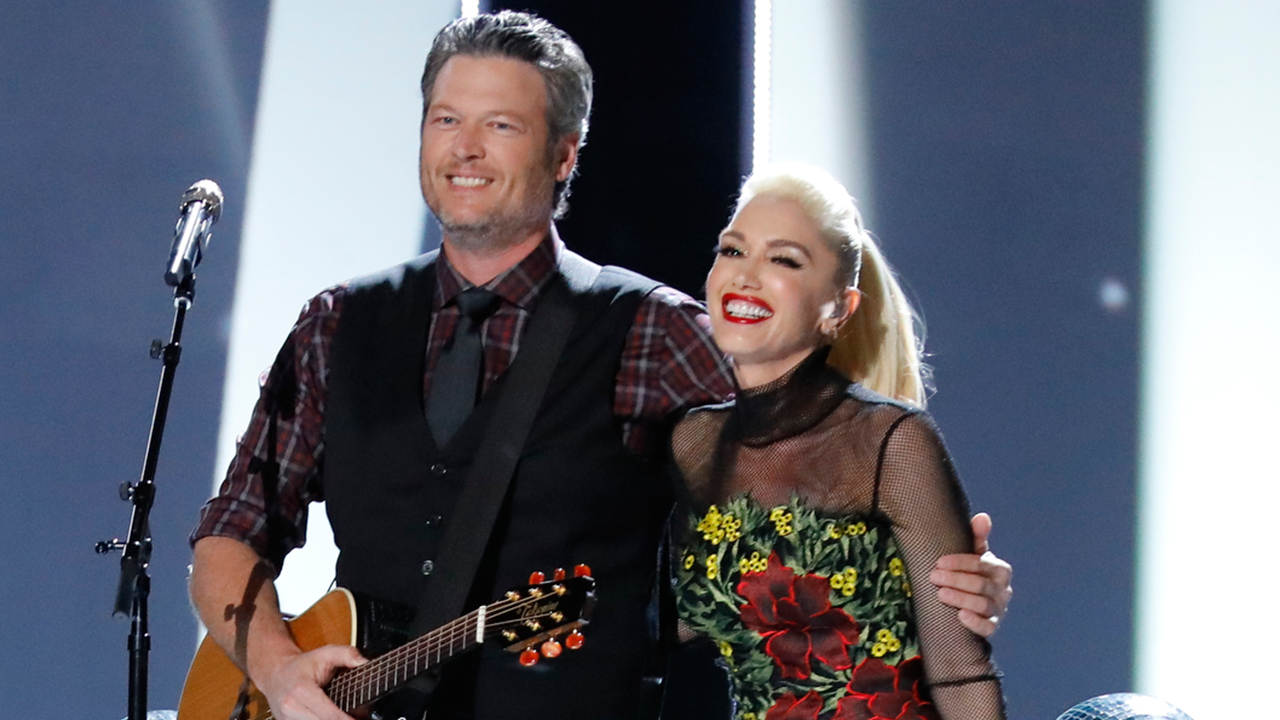 Gwen Stefani Performs Sweet Duet With Boyfriend Blake Shelton During ...