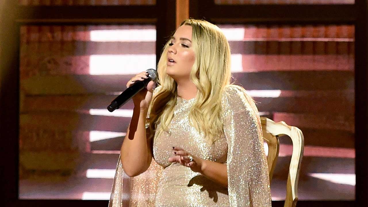 Gabby Barrett Shows Off Her Baby Bump During 'I Hope' Performance at ...