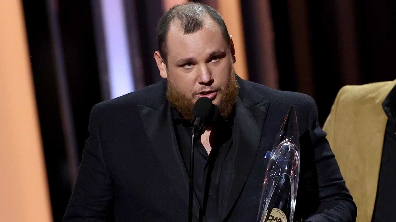 Luke Combs Wins Entertainer of the Year at 2022 Country Music Awards ...
