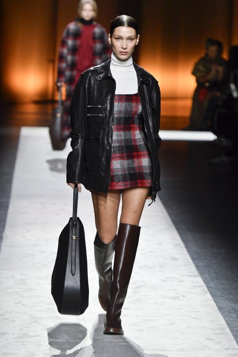 Here's Every Bella Hadid Runway Walk | Entertainment Tonight