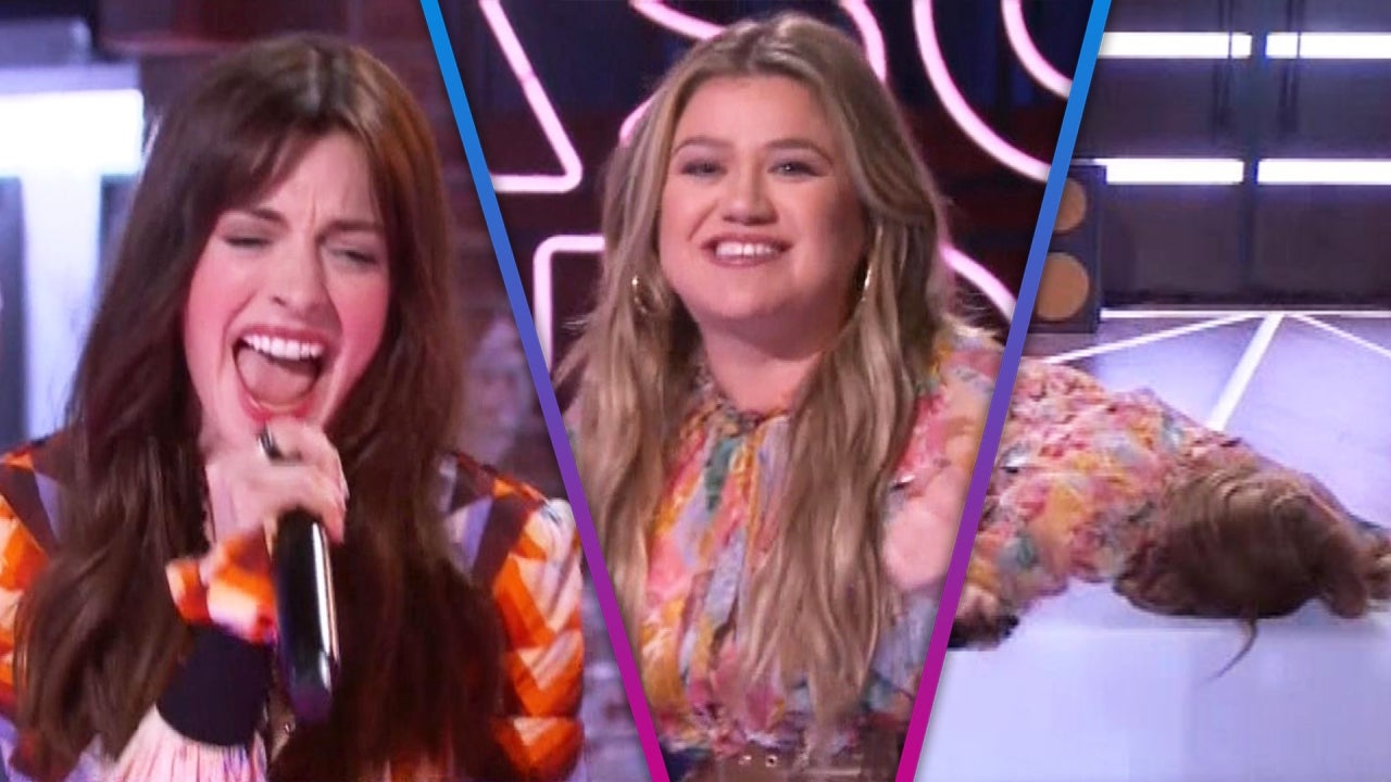 Kelly Clarkson Falls to the Floor After Anne Hathaway Recognizes 'Since ...
