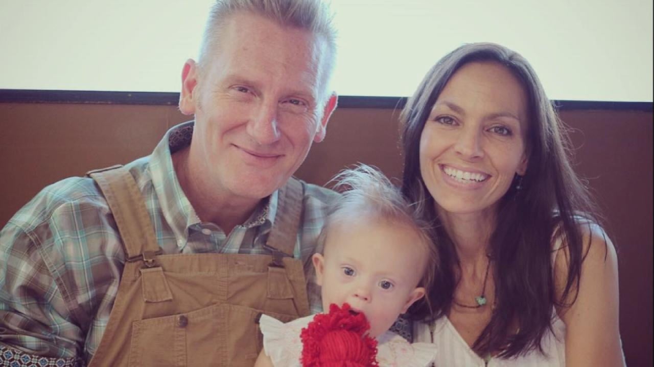 Joey Feek Shares Sweet Kiss With Daughter Indiana on Valentine's Day