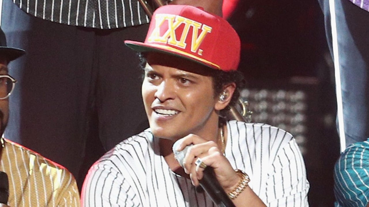 Watch Bruno Mars Hilariously Call Out Fans Using Social Media During ...