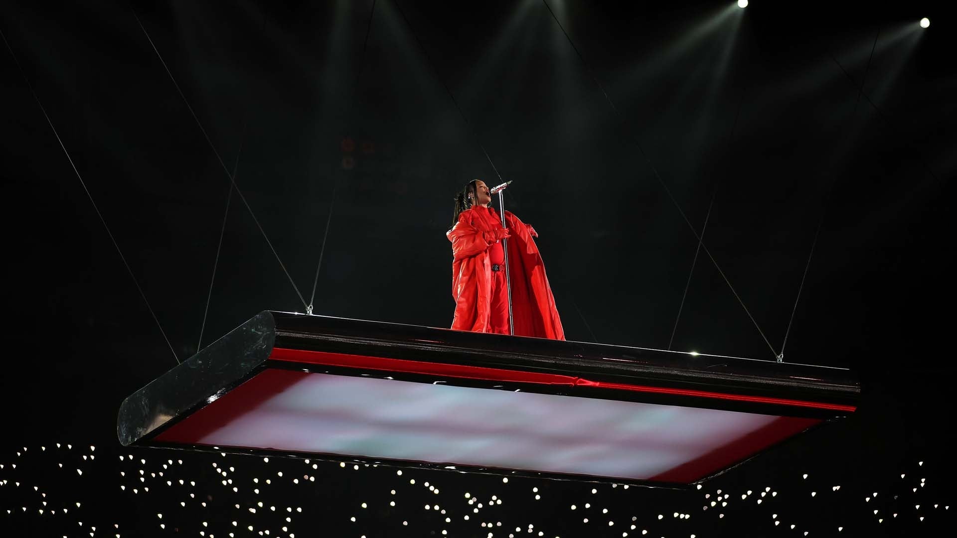 Rihanna’s Super Bowl Halftime Show ASL Interpreter Goes Viral During ...